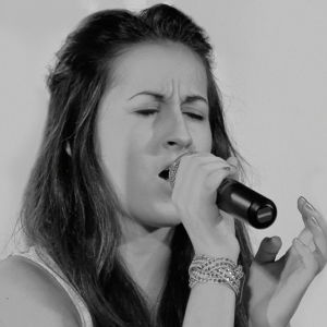 Stephanie | Solo Singer Leicestershire | Alive Network