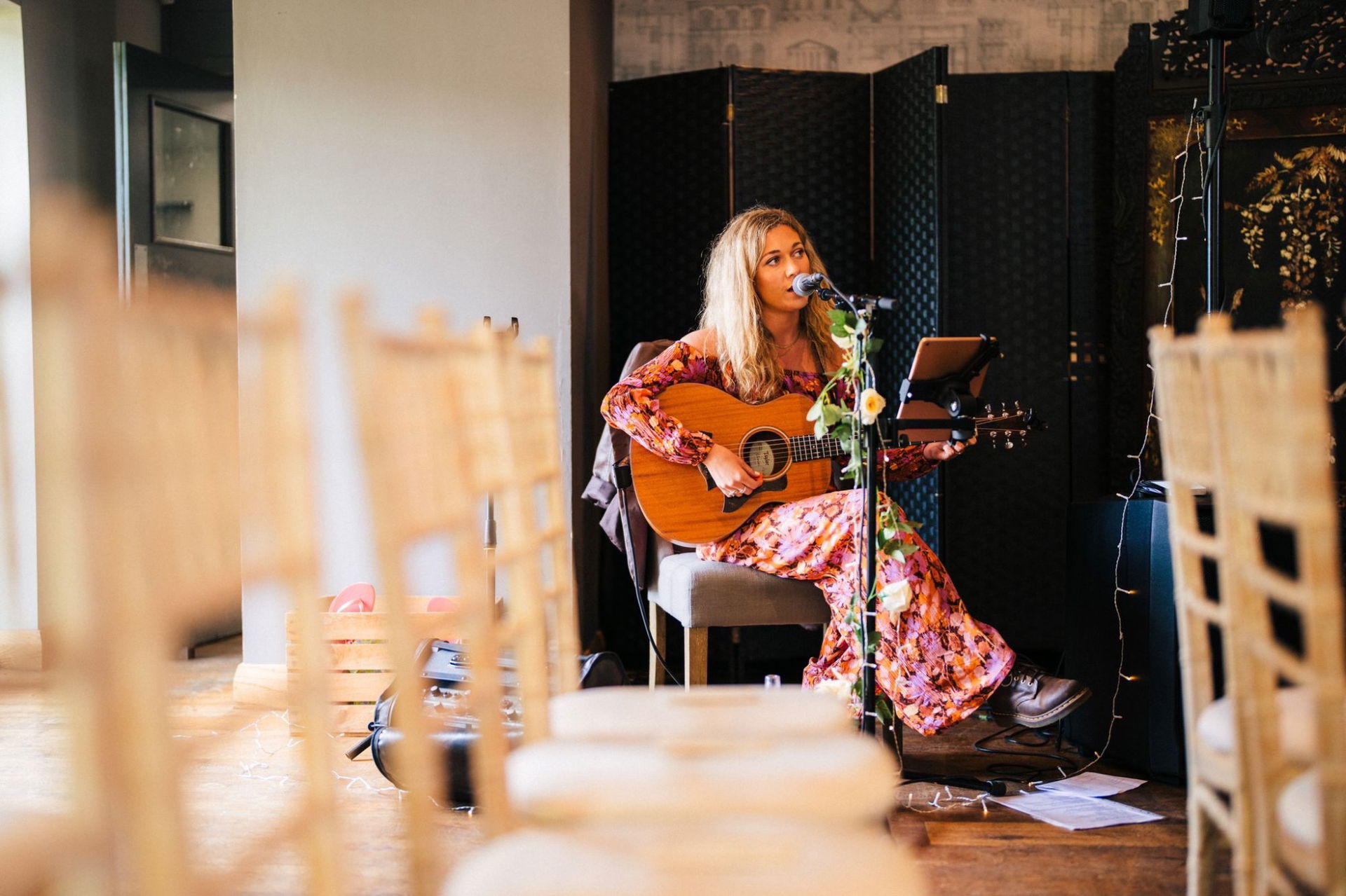 Kelly Barnes | Solo Singer Guitarist Northamptonshire | Alive Network