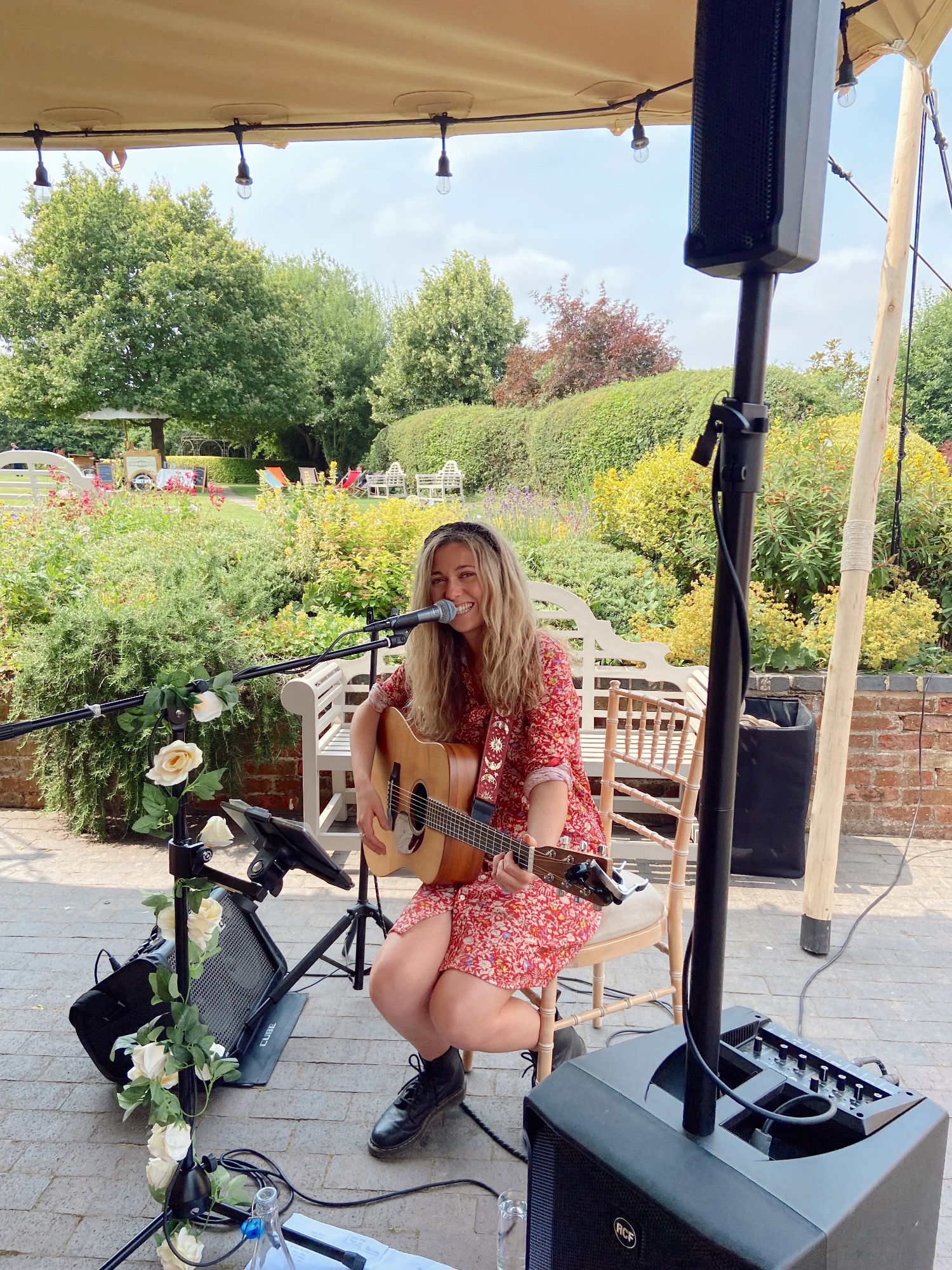 Kelly Barnes | Solo Singer Guitarist London | Alive Network