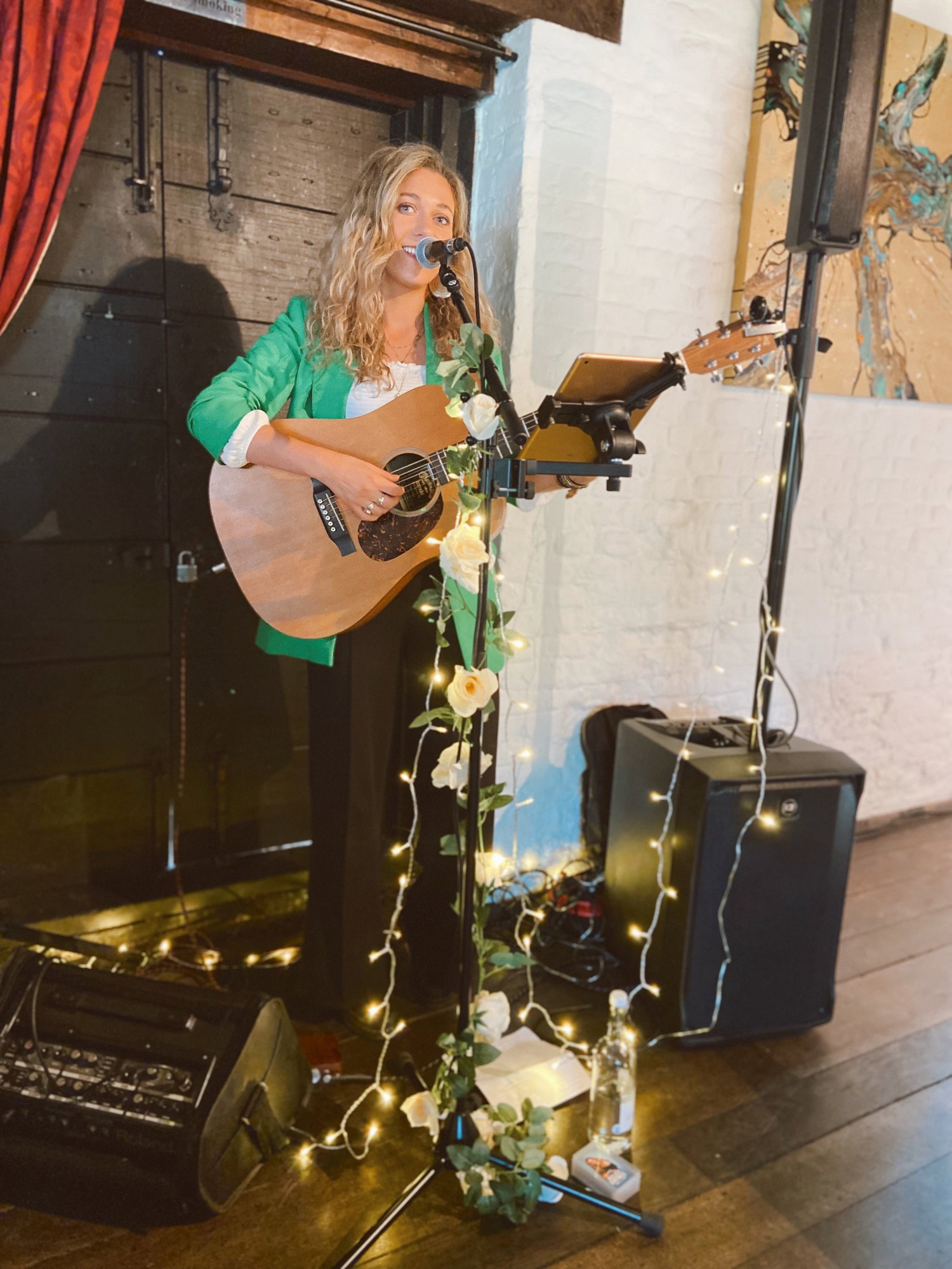 Kelly Barnes | Solo Singer Guitarist London | Alive Network