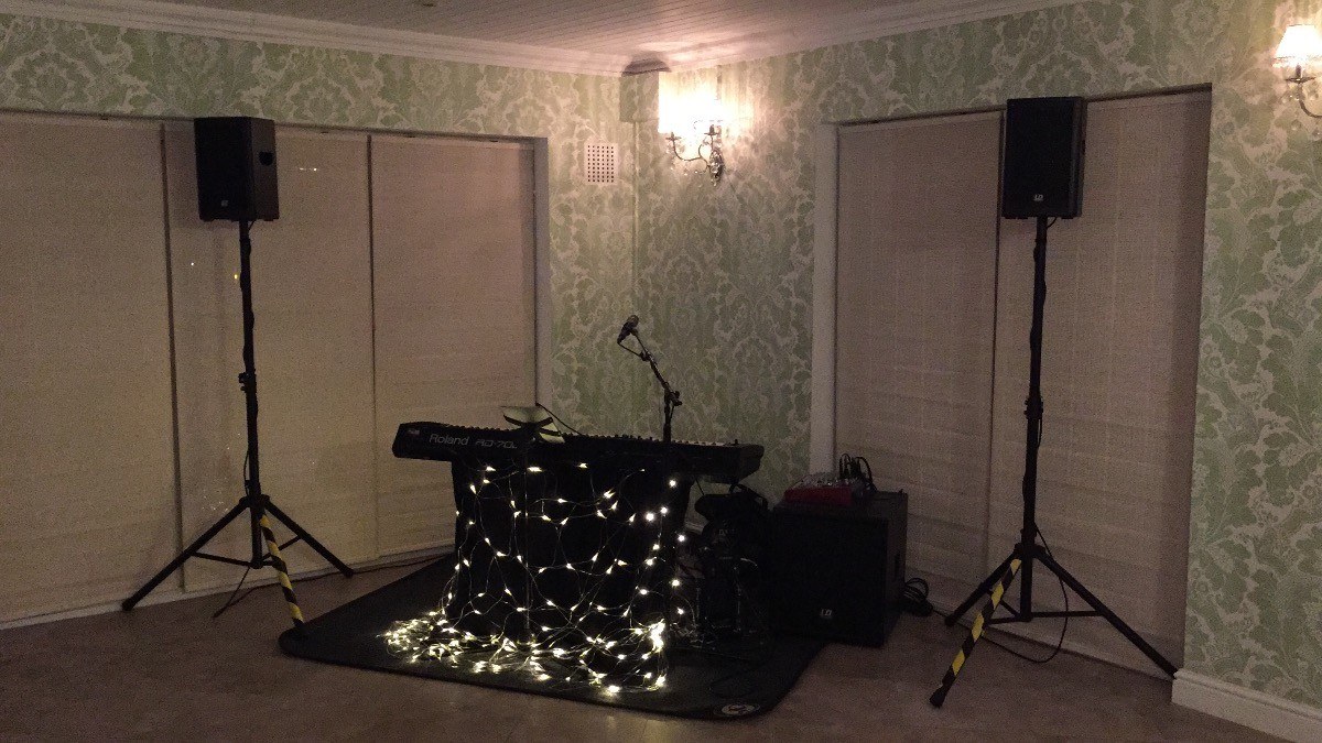 Tim James | Singer-Pianist Staines, Surrey | Alive Network