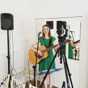 Sian Summers | Solo Singer/ Guitarist London | Alive Network