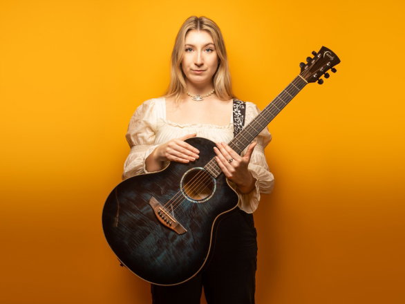 Emily Houghton | Singer Guitarist East Sussex | Alive Network