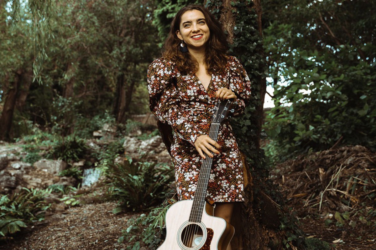 Isla | Solo Singer/ Guitarist London | Alive Network