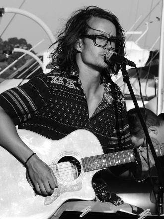 Oliver Archer | Singer Guitarist London | Alive Network