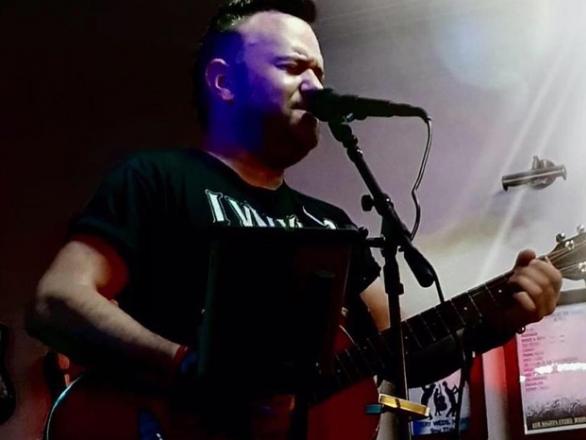 Stephen Leo Singer Guitarist Essex Alive Network