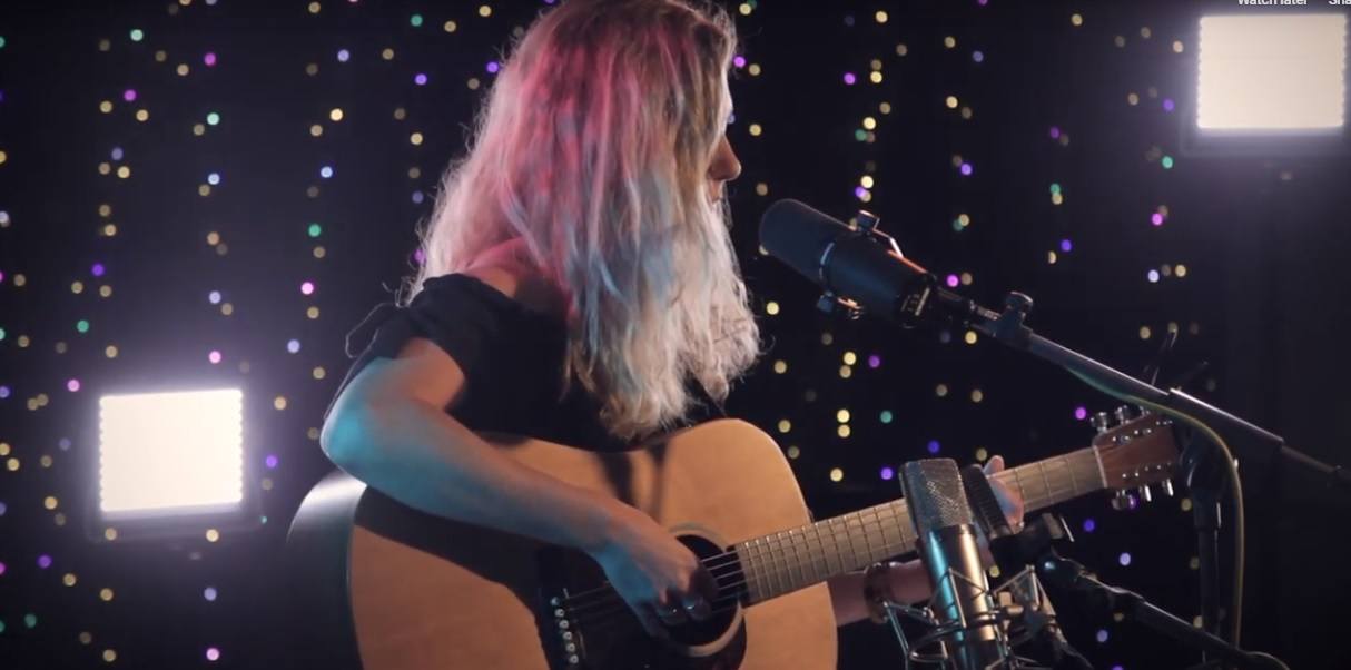 Kelly Barnes | Solo Singer Guitarist Northamptonshire | Alive Network