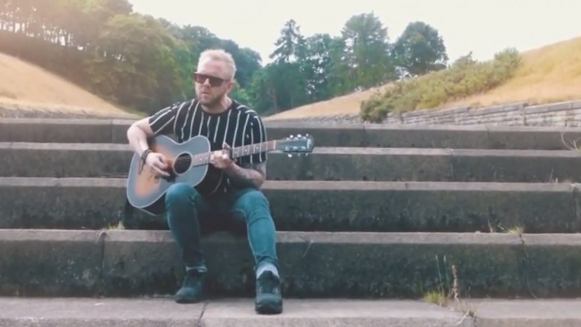 Ian Britt | Singer Guitarist Matlock, Derbyshire | Alive Network