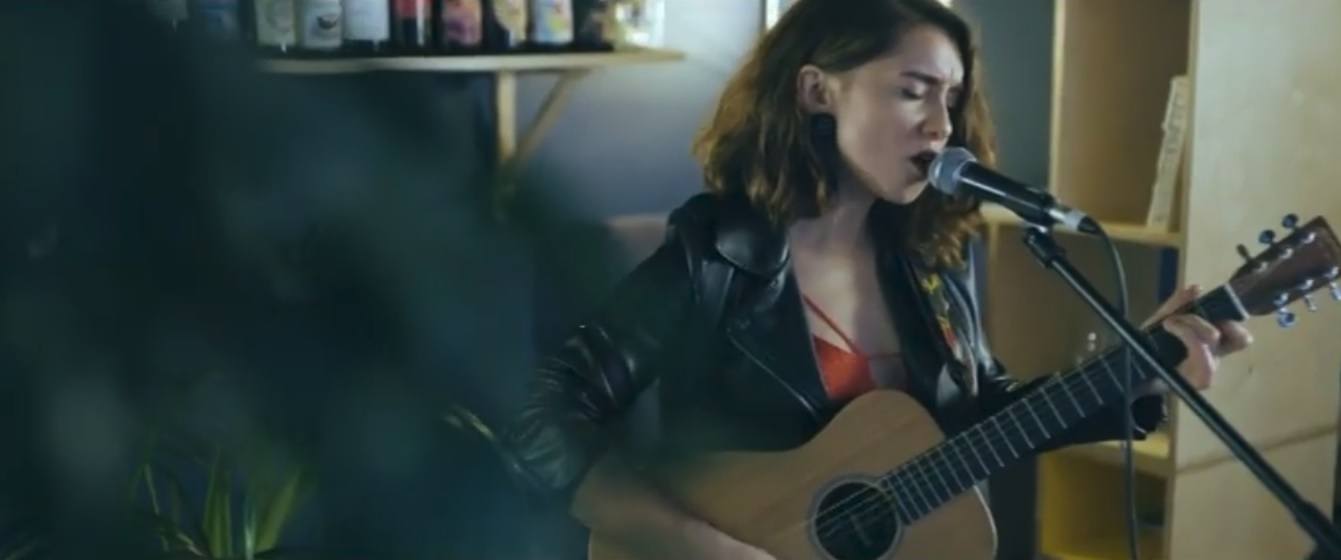 Isla | Solo Singer/ Guitarist London | Alive Network