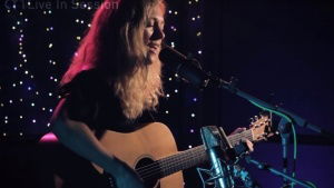 Kelly Barnes | Solo Singer Guitarist Northamptonshire | Alive Network