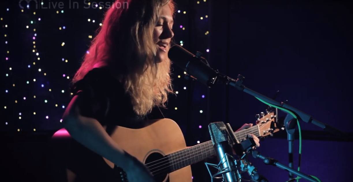 Kelly Barnes | Solo Singer Guitarist London | Alive Network