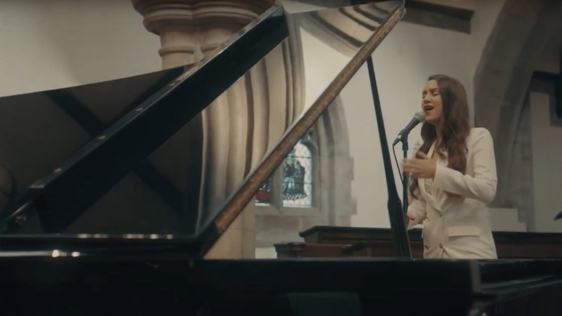 Louise | Solo Singer Surrey | Alive Network