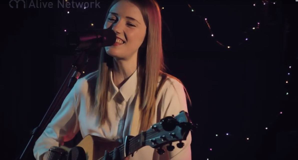 Sian Summers | Solo Singer/ Guitarist Nottinghamshire | Alive Network