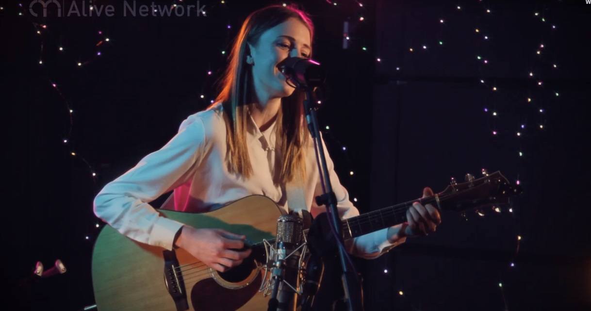 Sian Summers | Solo Singer/ Guitarist Nottinghamshire | Alive Network