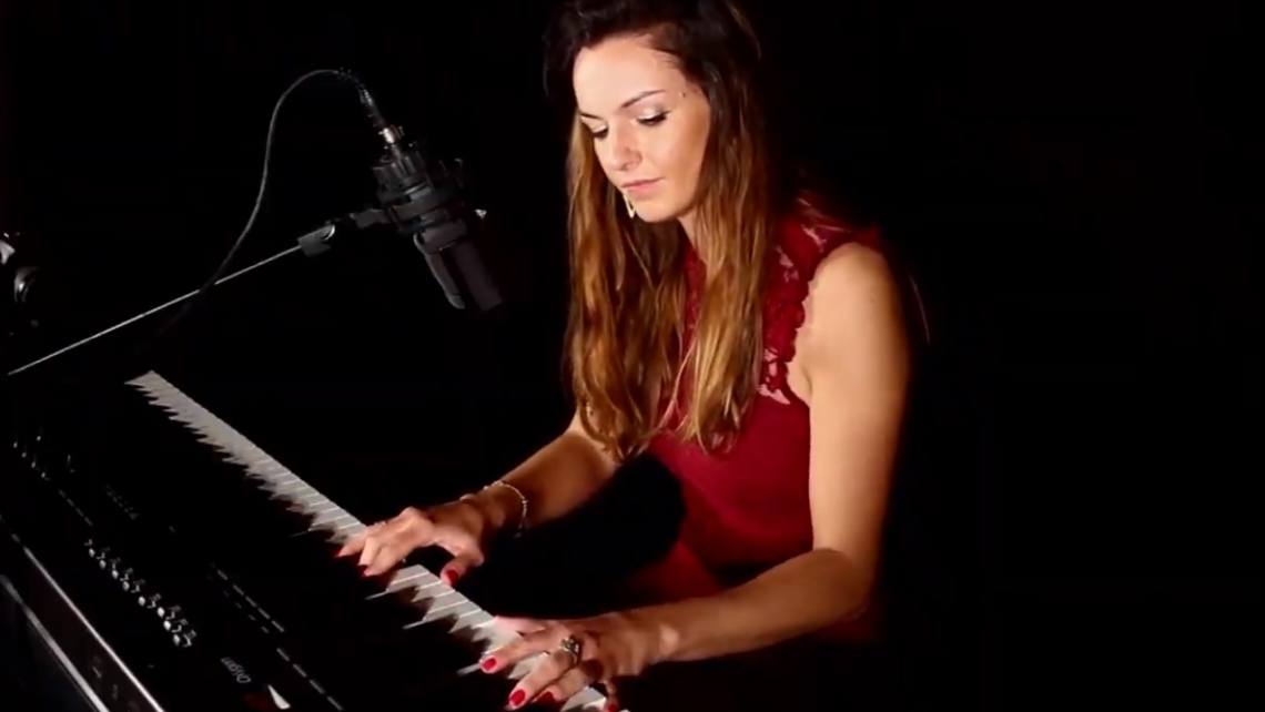 Victoria | Singer / Pianist Gloucestershire | Alive Network